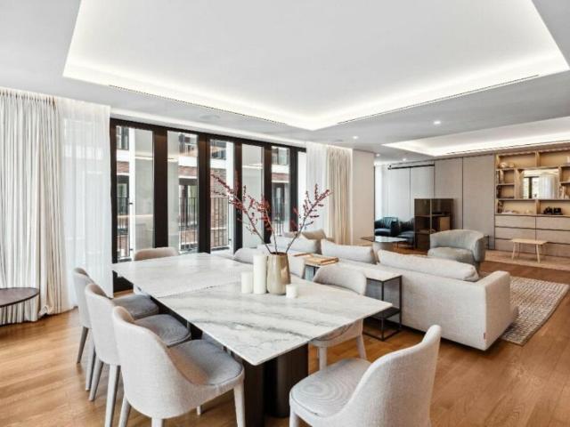 Apartment at Kensington Church Street, Greater London