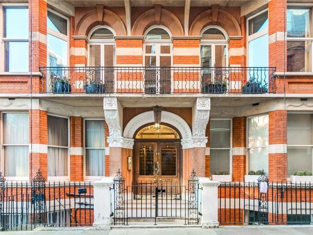 Apartment at Kensington Court, Greater London