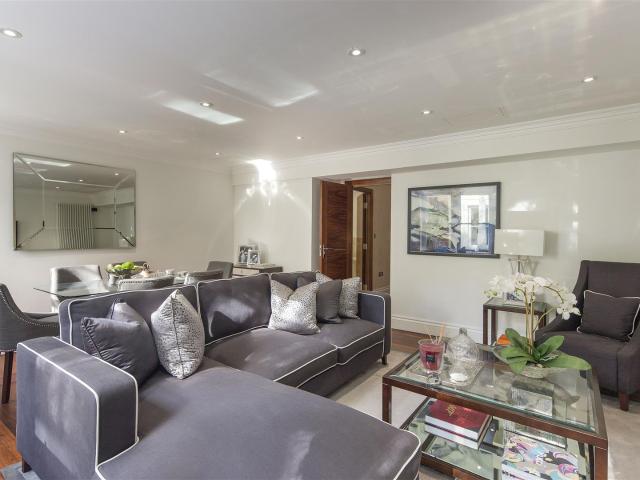 Apartment at Kensington Gardens Square, London