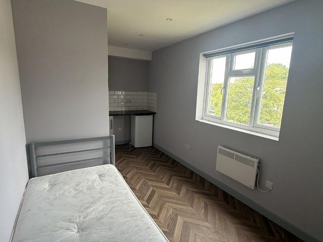 Apartment at Kenyngton Drive, Borough of Spelthorne