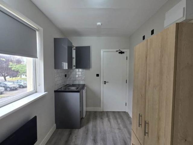 Apartment at Kenyngton Drive, Borough of Spelthorne