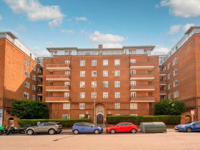 Apartment at Keswick Road, Greater London