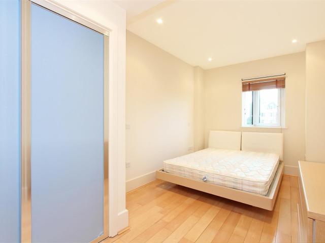 Apartment at Keswick Road, Greater London