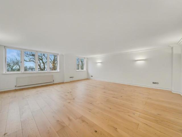 Apartment at Kidderpore Avenue, Greater London