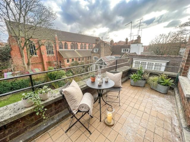 Apartment at Kidderpore Avenue, Greater London