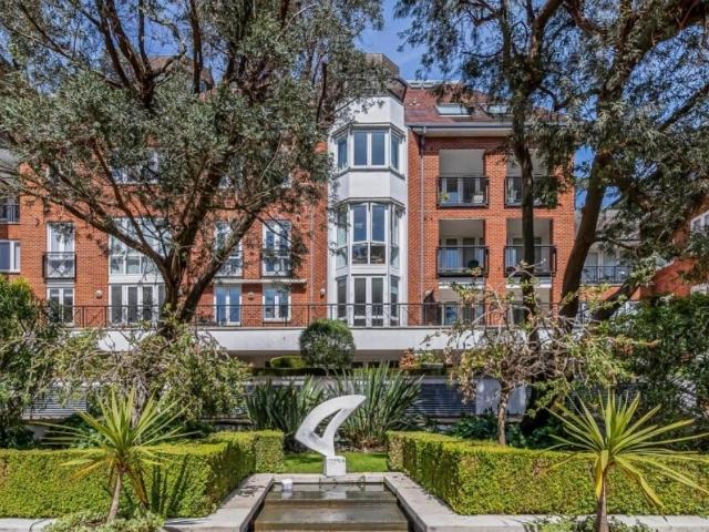 Apartment at Kidderpore Avenue, Greater London