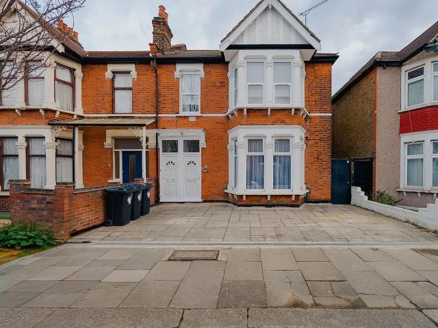 Apartment at Kimberley Avenue, Greater London