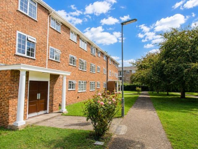 Apartment at Kingfisher Drive, Borough of Spelthorne