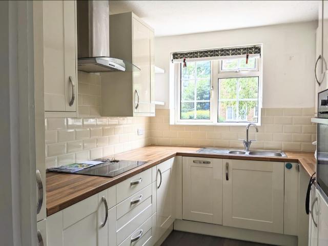 Apartment at Kingfisher Drive, Borough of Spelthorne