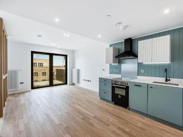 Apartment at Kingham Avenue, Greater London