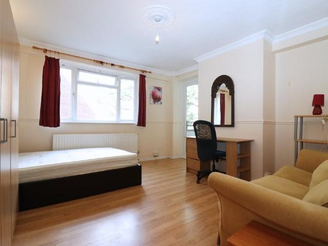 Apartment at Kingston Hill, Greater London