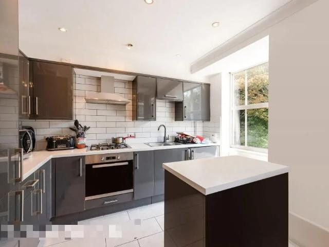 Apartment at Kingston Hill, Greater London