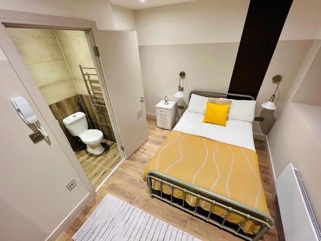Room at Kingston Road, Greater London