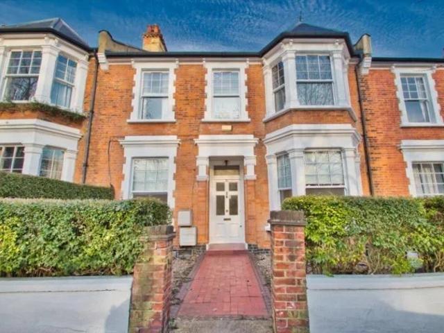Apartment at Kingswood Avenue, Greater London
