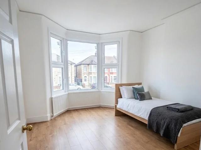 Apartment at Kingswood Road, Greater London
