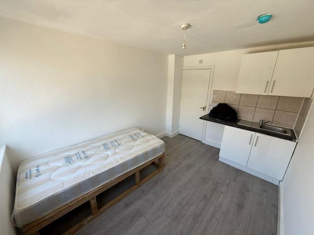 Apartment at King's Avenue, Greater London