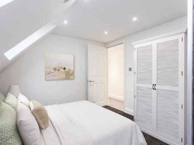 Apartment at Kings Avenue, Greater London