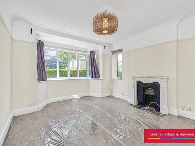 Apartment at Kings Avenue, Greater London