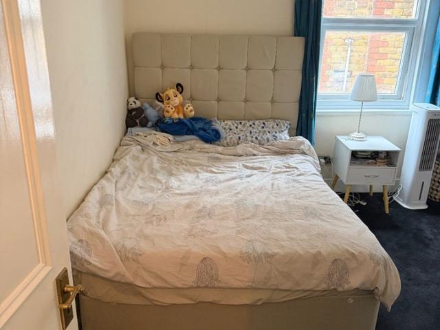 Apartment at Kings Avenue, Greater London