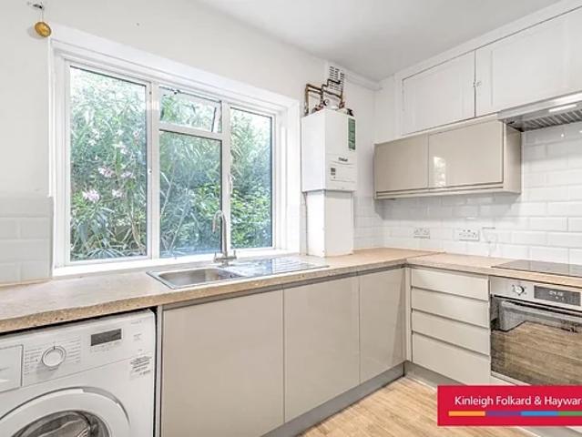 Apartment at Kings Avenue, Greater London