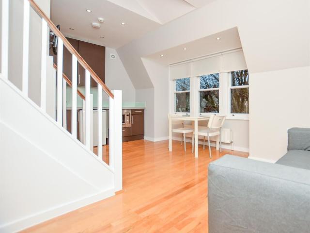 Apartment at Kings Avenue, Greater London