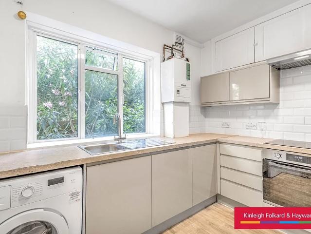 Apartment at Kings Avenue, Greater London