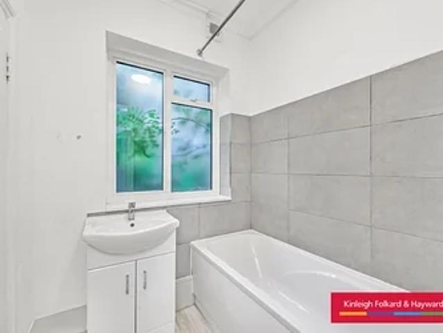 Apartment at Kings Avenue, Greater London