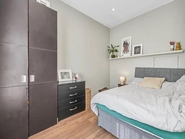 Apartment at Kings Avenue, Greater London