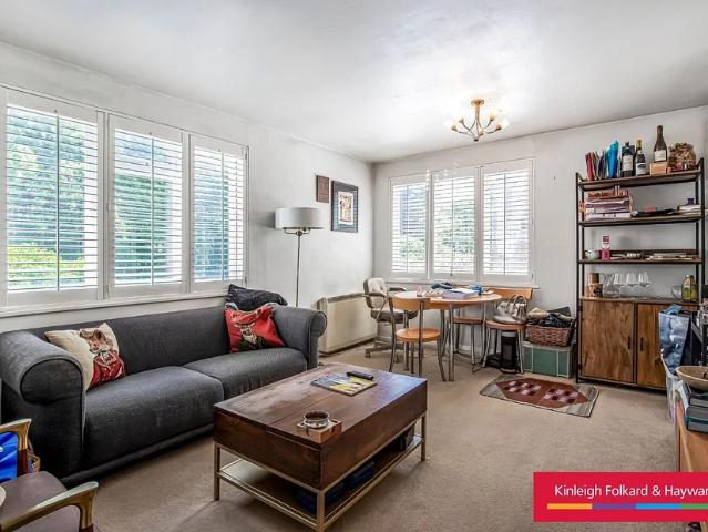 Apartment at Kings Avenue, Greater London