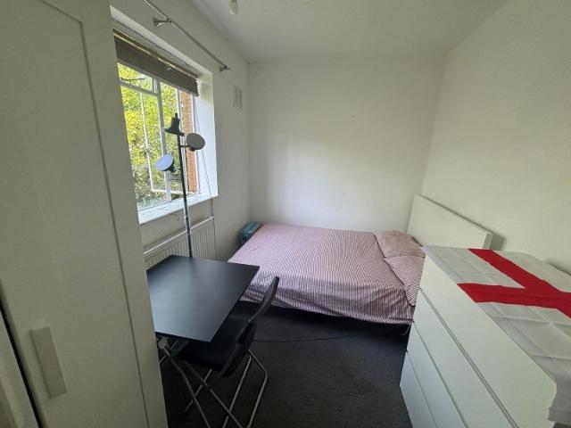 Apartment at Kings Avenue, Greater London