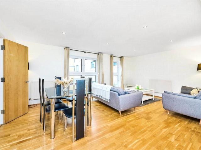 Apartment at Kings Avenue, Greater London