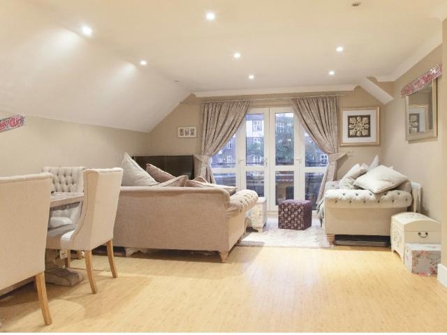 Apartment at Kings Avenue, Greater London