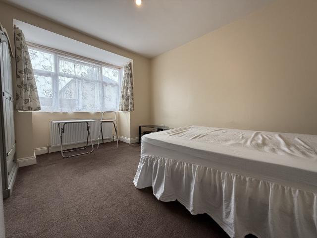 Apartment at King's Avenue, London