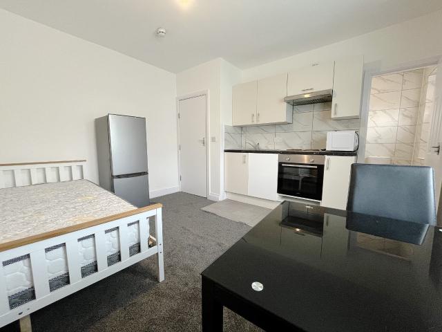 Apartment at King's Avenue, London