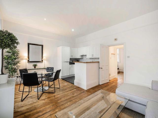 Apartment at King's Road, Greater London