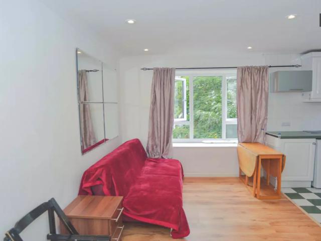 Apartment at Kingsford Way, Greater London