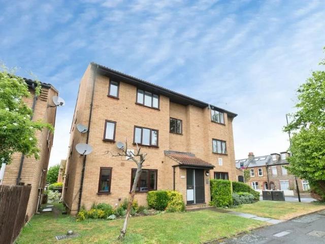 Apartment at Hogarth Crescent, Greater London