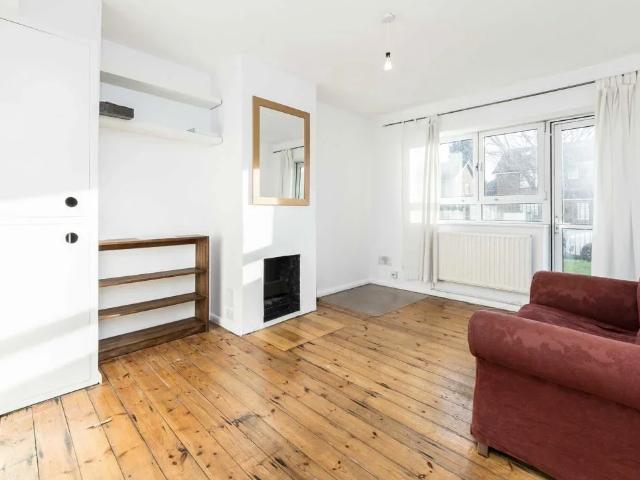 Apartment at Holdernesse Road, Greater London