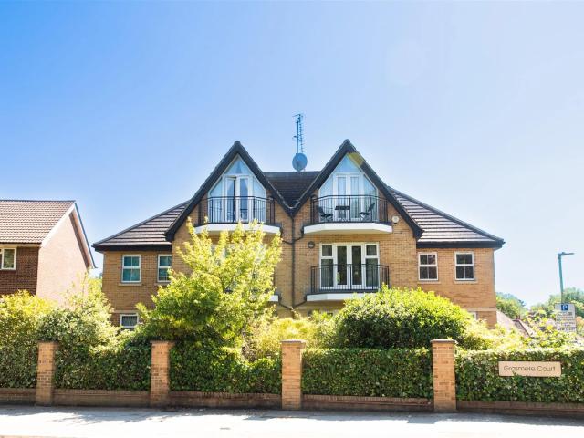 Apartment at Holders Hill Gardens, Greater London