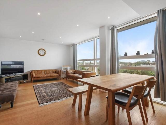 Apartment at Holland Park Avenue, Greater London