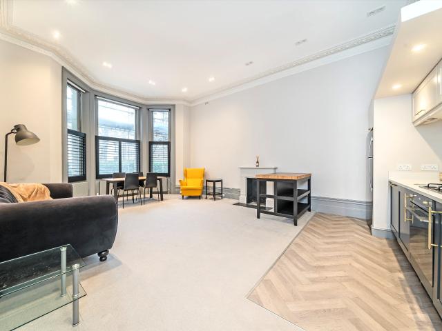 Apartment at Holland Park Avenue, Greater London