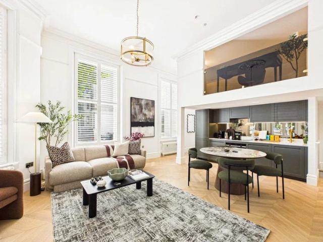 Apartment at Holland Park Gardens, Greater London