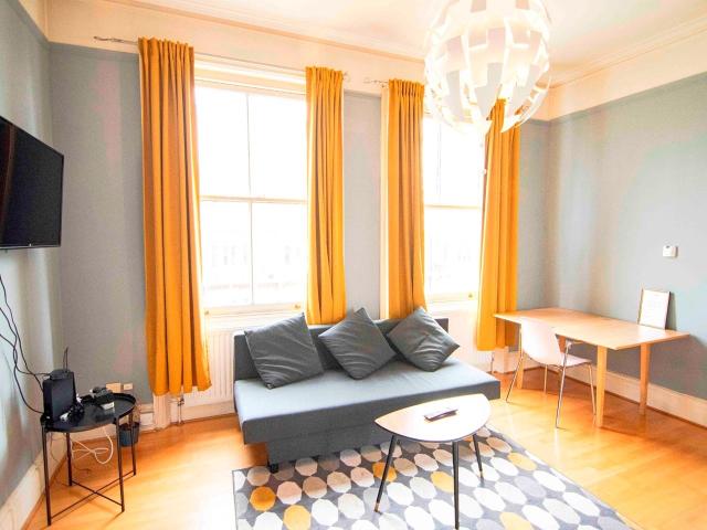 Apartment at Holland Park Gardens, Greater London