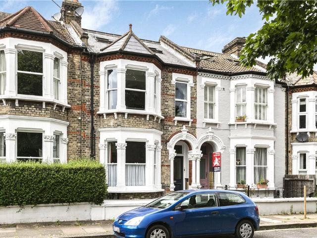 Apartment at Holmewood Gardens, Greater London
