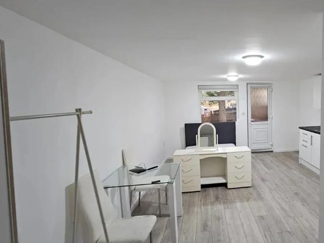 Apartment at Hood Avenue, Greater London