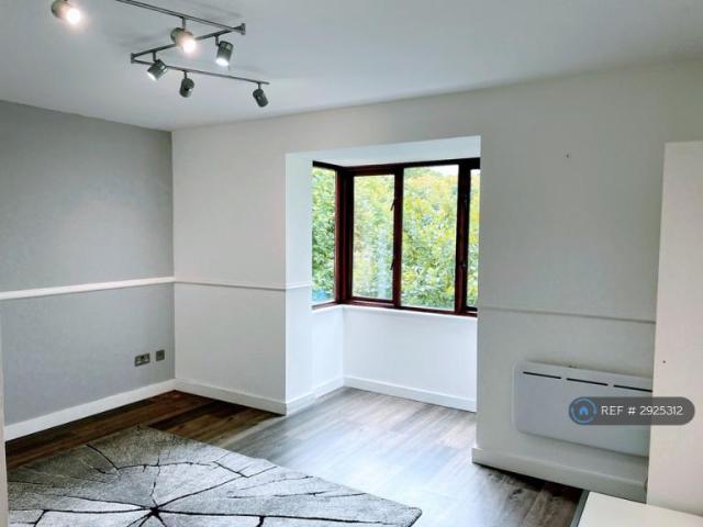 Apartment at Hattersfield Close, Greater London