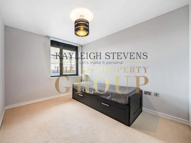 Apartment at Hawthorne Crescent, Greater London