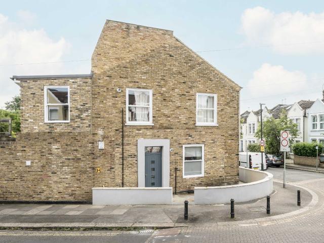 Apartment at Haydon Park Road, Greater London