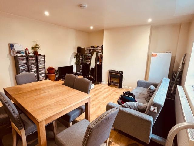Apartment at Hazelhurst Road, Greater London