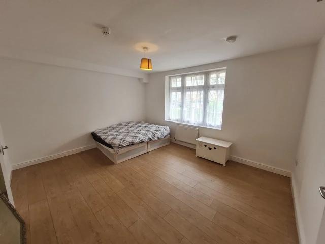 Apartment at Hailsham Close, Greater London